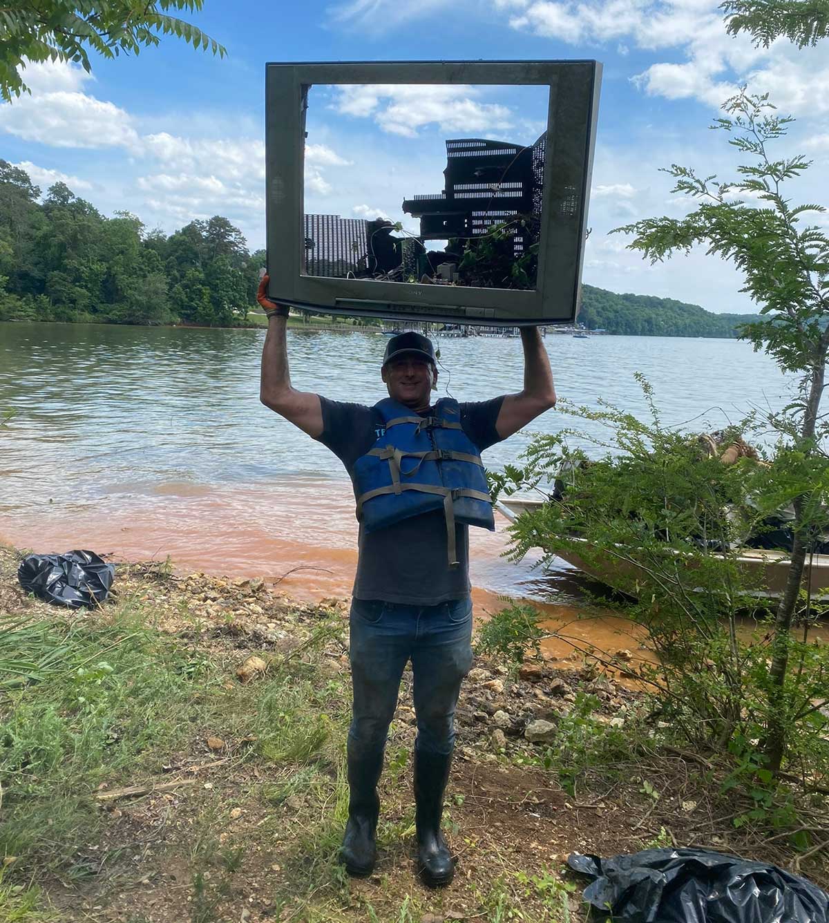 Tennessee River Cleanup: 7,931 Pounds From Chickamauga Lake - iSustain